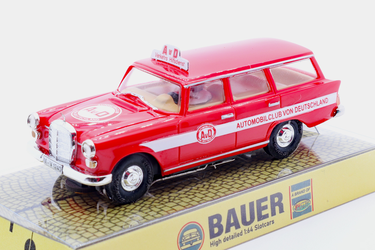 Mercedes Benz Universal station wagon brownish red with a roof carrie